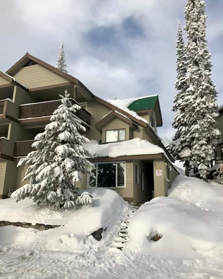 Cozy 4bed-2bath, Ski In/out. Moments From Lifts. - Big White Ski Resort, BC