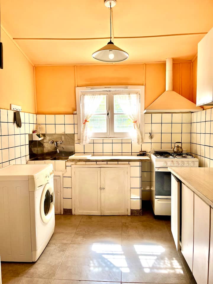 Casa Con Jardín Arbolado En Barrio Histórico - Comodoro Rivadavia