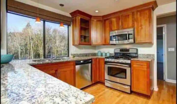 House/ Yard/garage In Quiet Street - Issaquah, WA