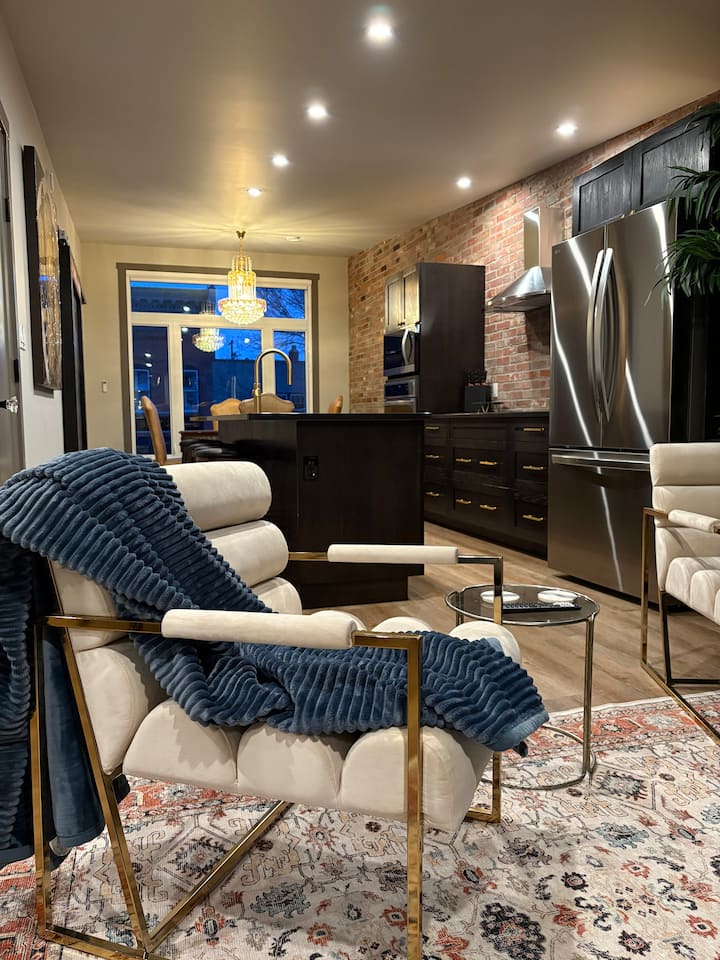 Historic Downtown Luxury Suite - Lacombe