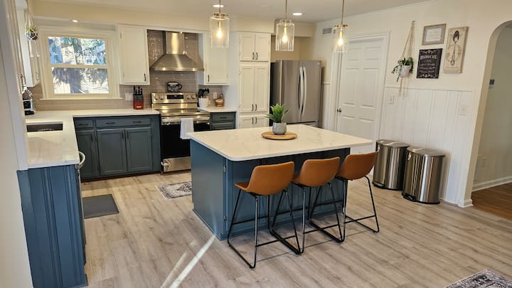 Large Cape Cod, Hot Tub, Outside Entertaining! - Polaris, OH
