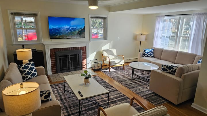 Cape Cod | Hot Tub, Fire Pit, 5br + Guest Suite - Dublin, OH