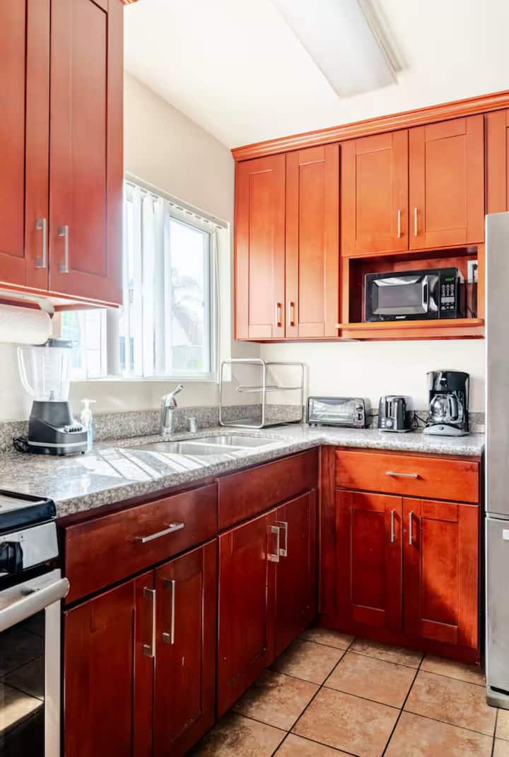 Sunset/highland One Bedroom Apt + Parking - Los Angeles, CA