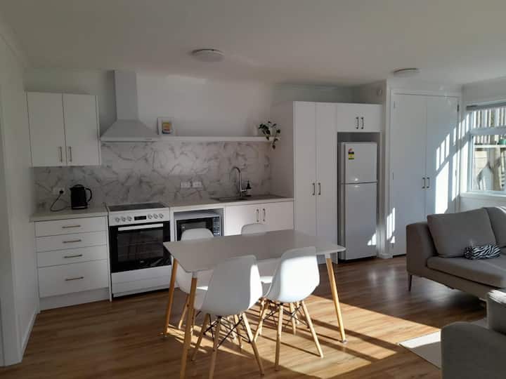 Modern Sunny Unit In Ngaio - Wellington