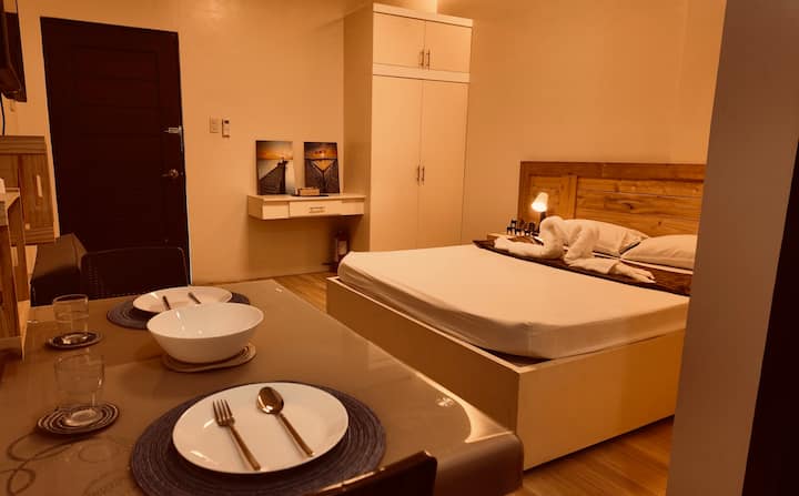 Amado’s Rm 2 (1 Queen) - Wifi | Wide Parking Space - Hermosa