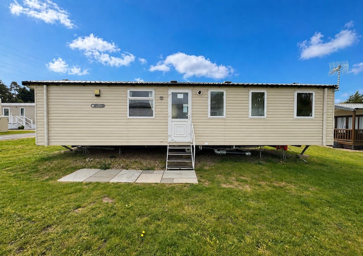 Caravan At Caldecott Hall Park, Norfolk Ref 91055c - The Broads National Park