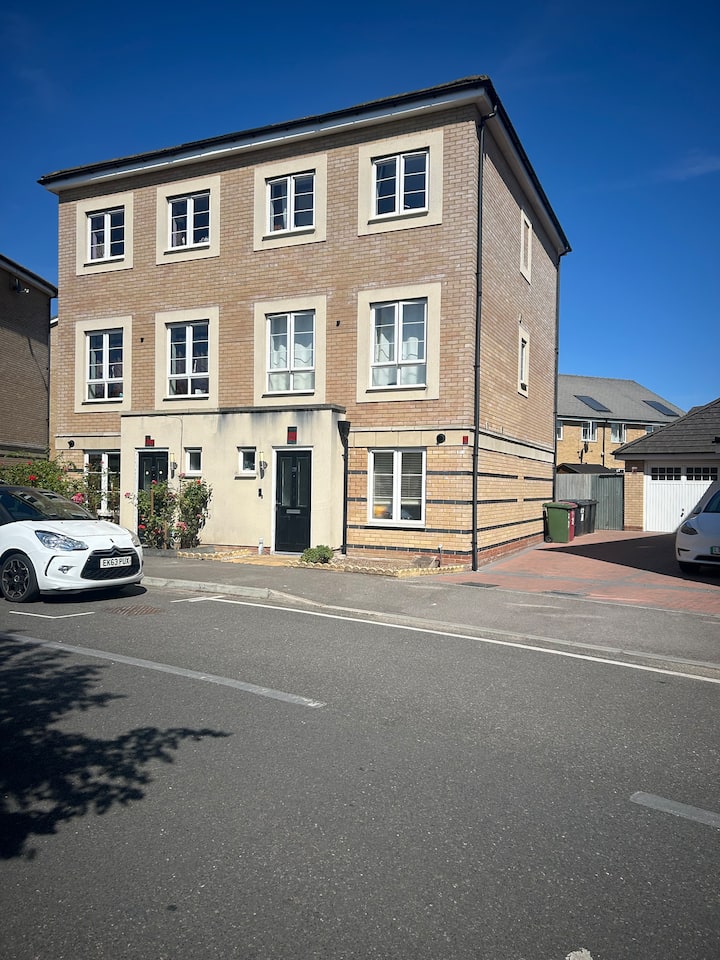 Family Or Contractor-slough/windsor-parking. For 8 - Slough