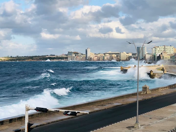 Centro De La Ciudad. Vistas Inigualables Al Mar. - Havana