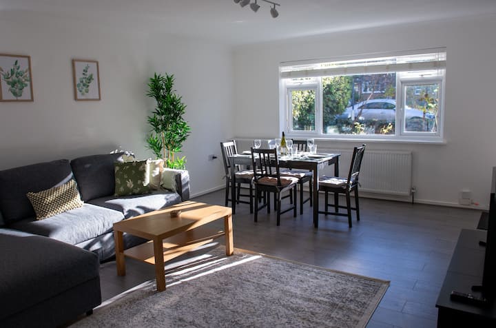 Comfortable 2 Bed Home In Leafy Surbiton, London - 서비톤