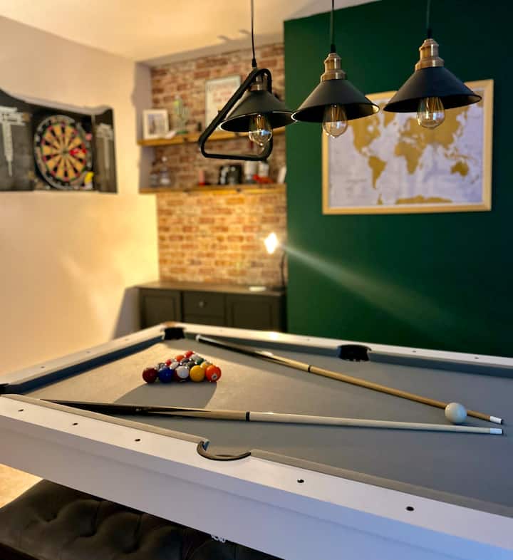 Modern Home For 10 |Pool Table, Parking, Mini Golf - Liverpool