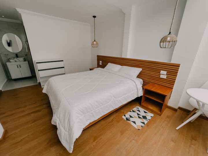 Habitación Con Amplio Espacio, Baño Privado, Park - Cuenca