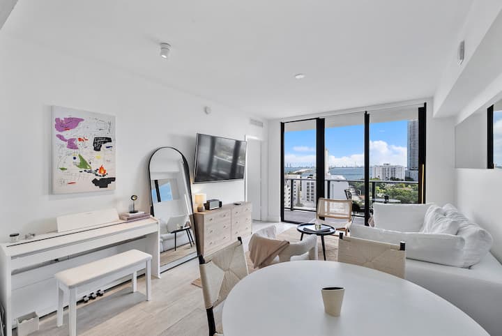 Spacious Ocean View Apartment - Miami Beach, FL