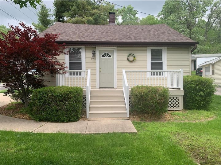 Cozy Cottage - Maryville, IL