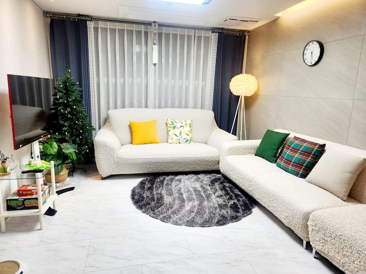 신축/엘리베이터/무료주차장/최대7인/ 후기좋은감성숙소/침대4/방3/욕실2/연신내역 도보5분 - Seoul