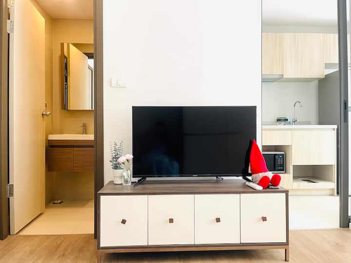 Warm White Studio • Fast Wifi R60 - Phra Khanong
