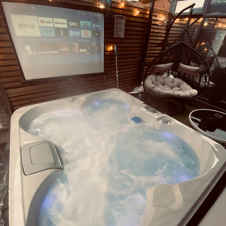 Cosy Love Nest With Hot-tub And Outdoor Cinema - Oldham
