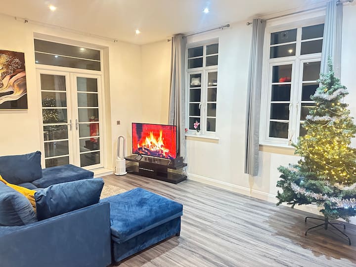 Spacious Apartment In Heart Of City | 3 Bedroom - Nottingham