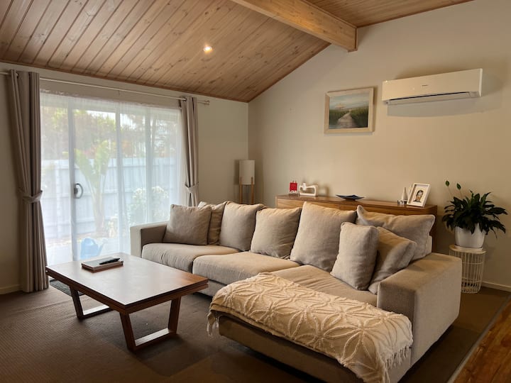 Large Family Beach House Outdoor Living - Ventnor