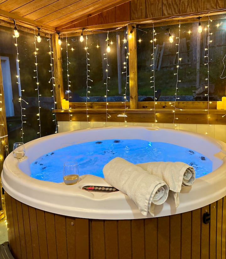 Romantic Woodland Retreat | Hot Tub • Lake Views - Gun Lake Casino