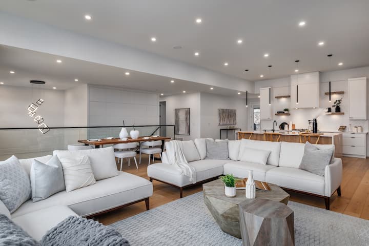 Pool, Lake Views, Bbq + Patio! - Kelowna