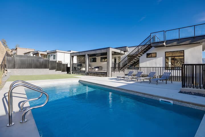 Luxury Lakeview Oasis With Pool - Kelowna