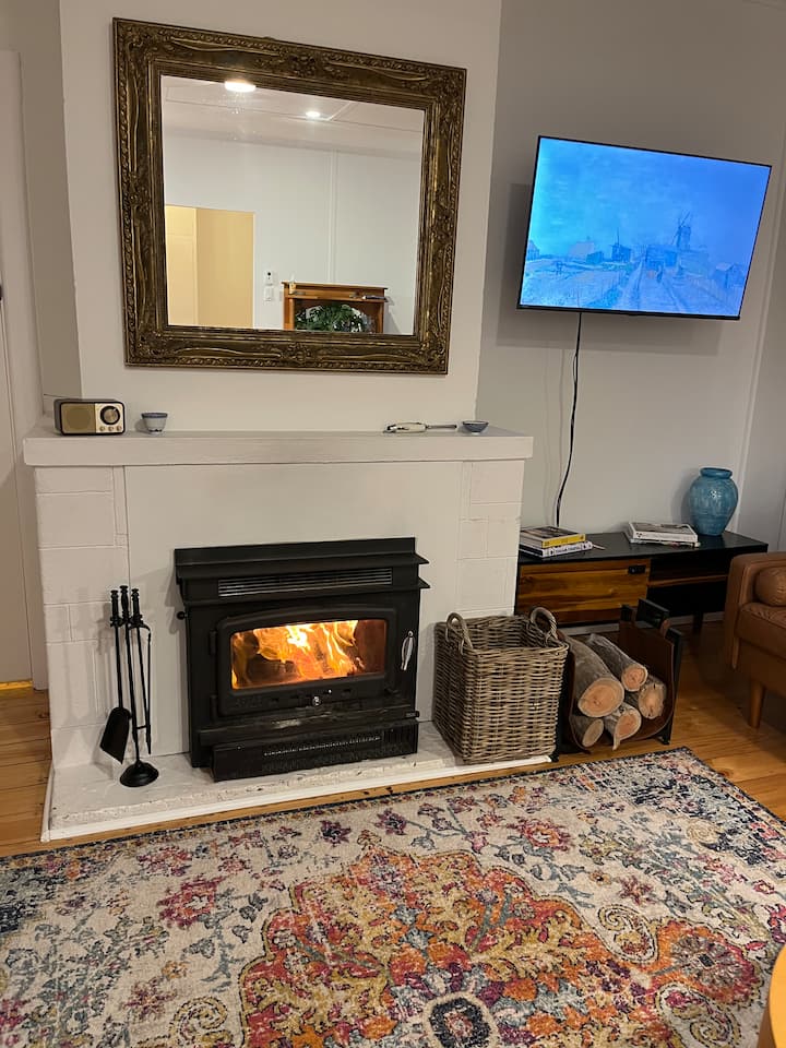 5 Minute Walk To Town Centre. Tranquil Garden. - Kingscote