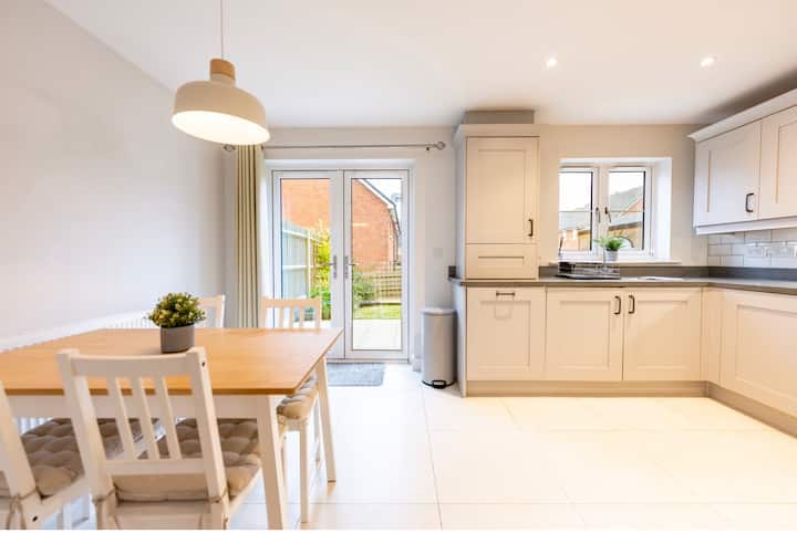 Modern Spacious 2 Bedroom House - Southampton
