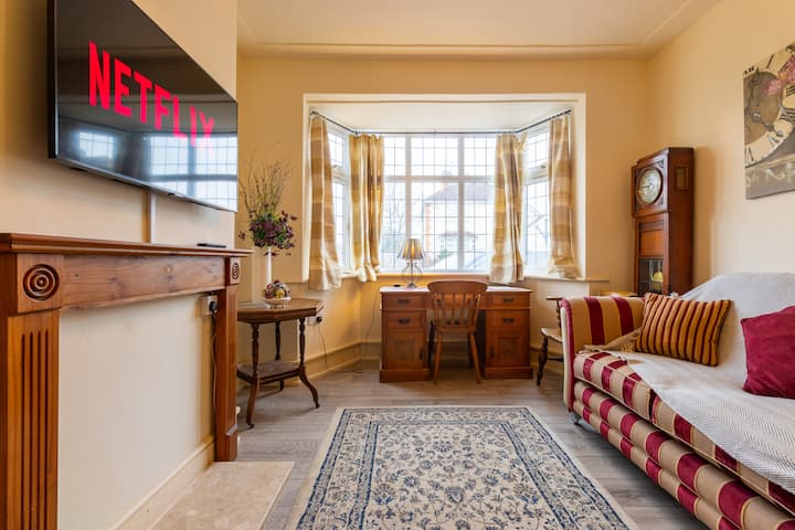 New! Charming Detached Bungalow / Driveway Parking - Kenilworth