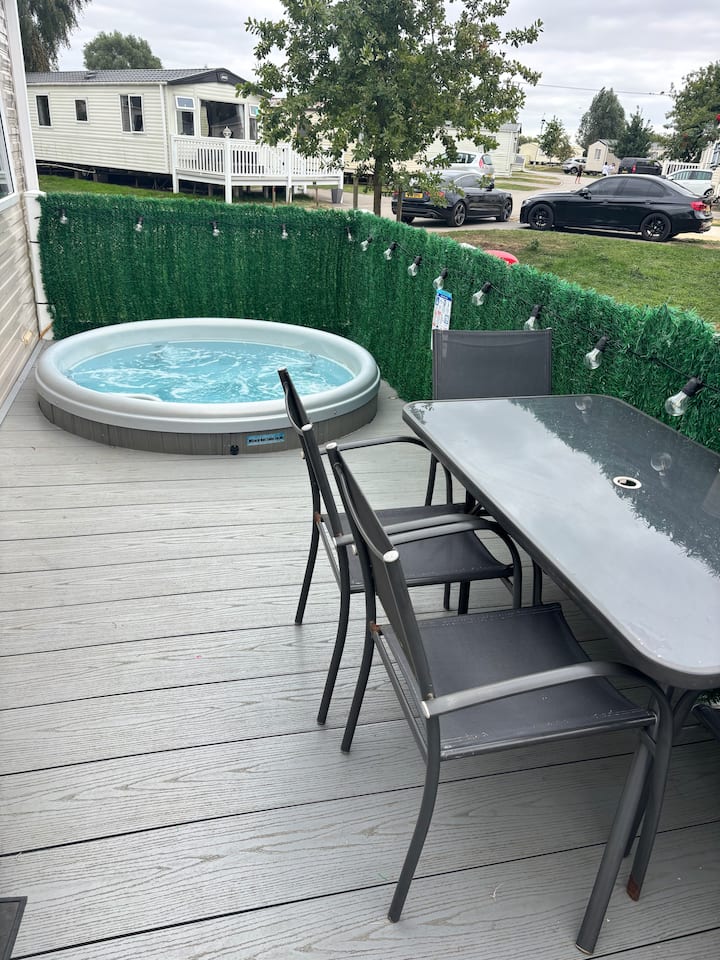 Tattershall Lakes Hot Tub Breaks - Woodhall Spa