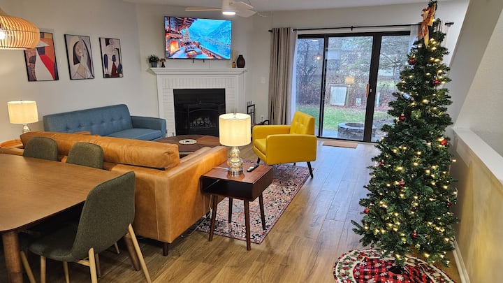 Central • Updated • Fireplace • Garage - Polaris, OH