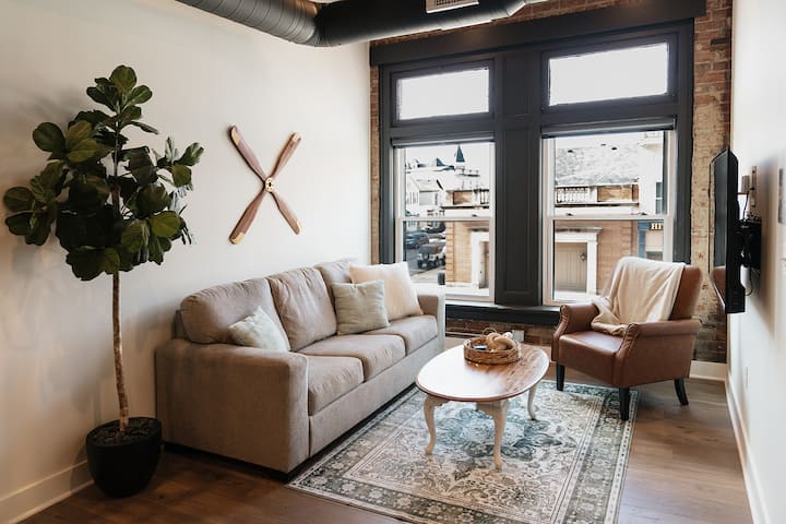 Charming Apartment Downtown ~Troy - 트로이