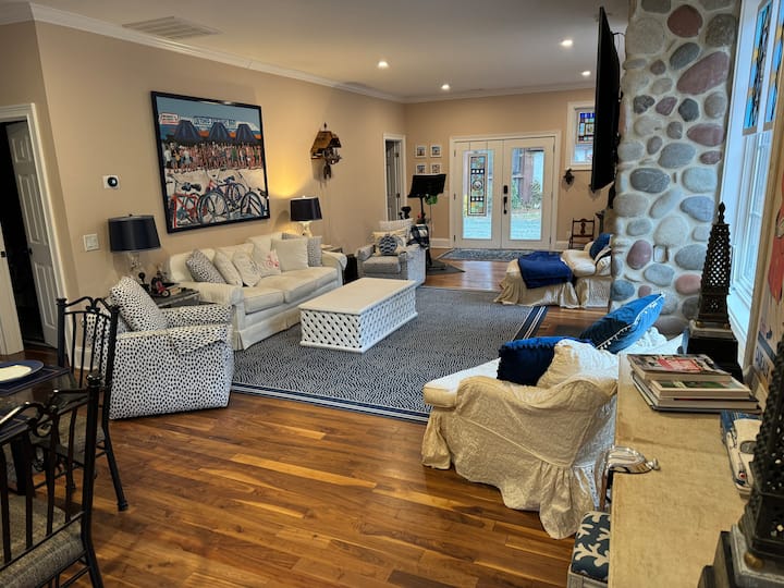 French Country Guest House - Hillsborough, NC