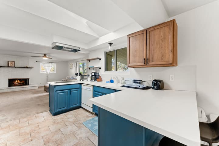 Central Boise 3b/2b Oasis: Massive Tv, Fenced Yard - Boise, ID