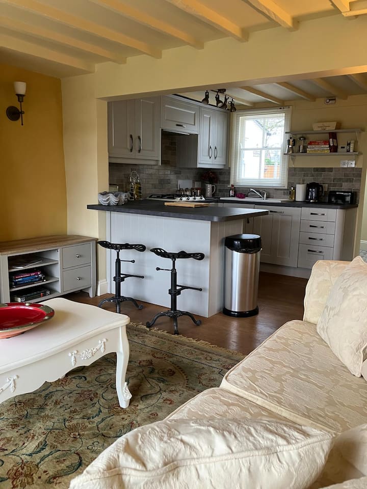 Fisherman’s Cottage With River And Park Views - 莫爾登