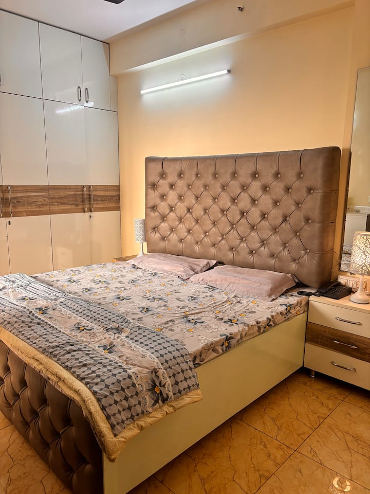 Apartment Room In Ghaziabad - Ghaziabad