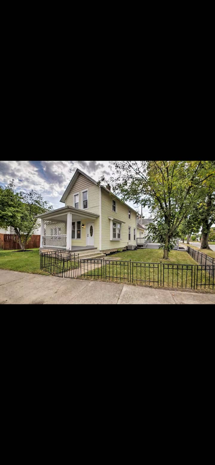 Lake Ave Stunner ! !2bd/1.5ba/garage/washer&dryer! - Fort Wayne, IN