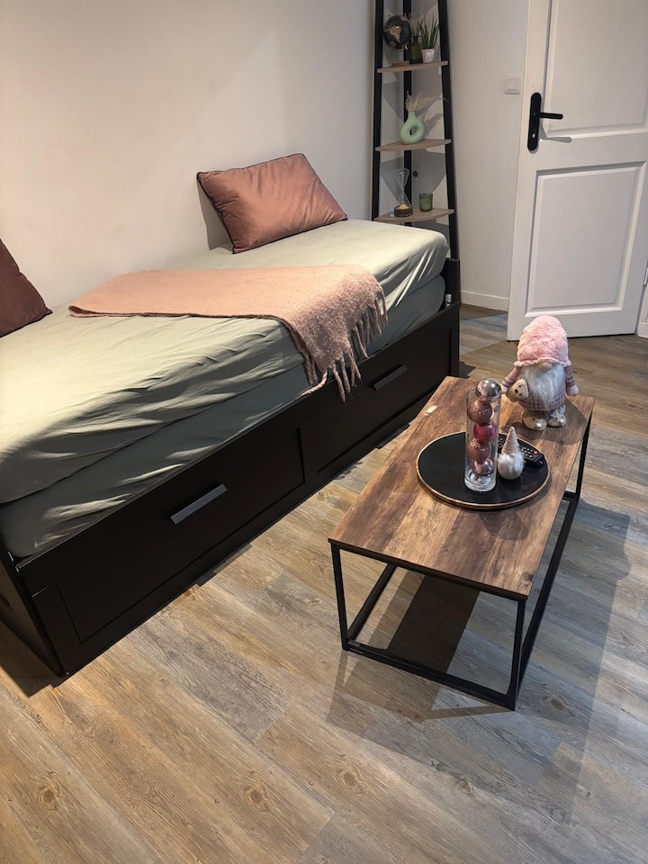 Agréable Studio à ÉLancourt - France Miniature