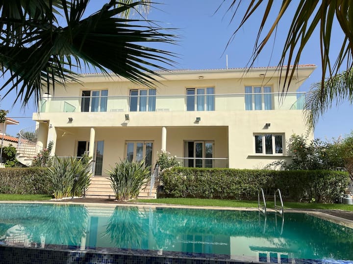 6 Master Bedrooms House - Cypern