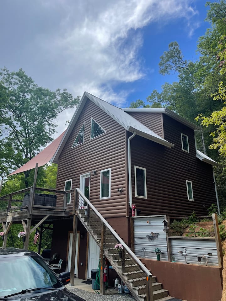 Modern Bryson City Casino Cabin W/ Hot Tub - Cherokee, NC