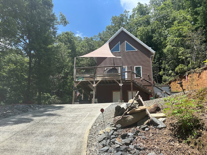 Modern Bryson City Casino Cabin W/ Hot Tub - Cherokee, NC