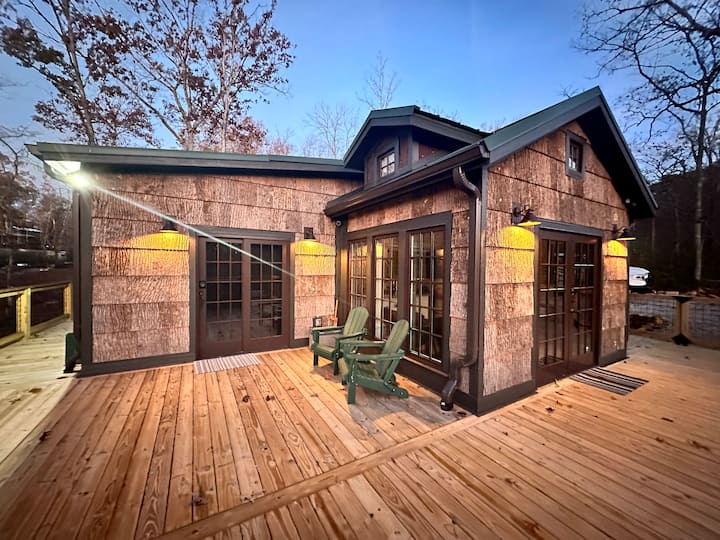 Luxurious Lakefront Cabin W/ Hot Tub & Fire Pit - Monteagle, TN