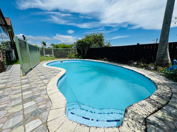 Poolside Retreat In Auckland| Seaview|free Parking - Auckland