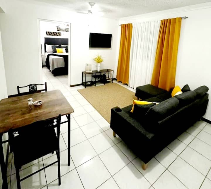 Gated 2 Bdr Queen Charm | Free Parking - Kingston