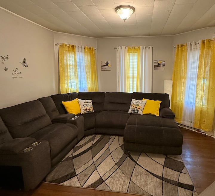 Bright & Cozy 2br • 11 Min To Ewr • Wifi + Parking - Newark, NJ