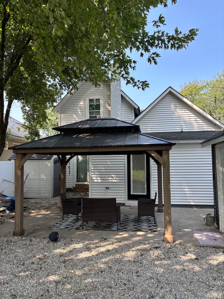 Cozy Farmhouse Hideaway - Bremen, IN