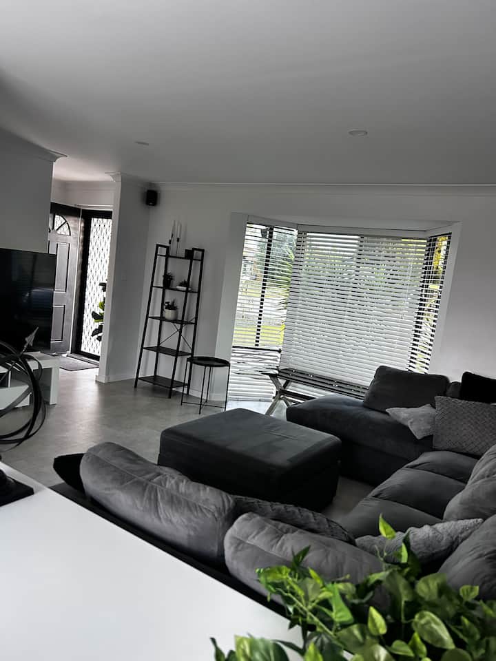 Earthy, Beachy, Cosy, Modern Queen Room - Fremantle