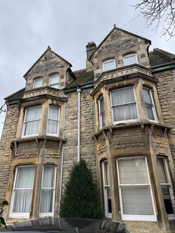 Newly Refurbished 2 Bedroom Flat - Cirencester