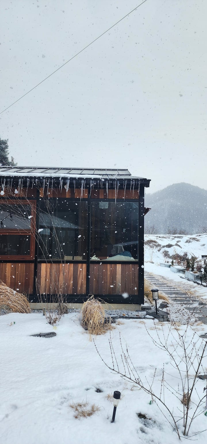 매력적인불편함을 팝니다_이유림(林) - South Korea