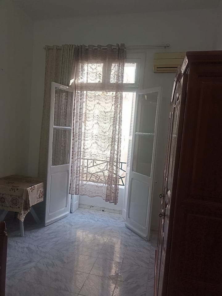 Chambre à Tunis Centre Ville Avec Balcon / Fille - Tunis