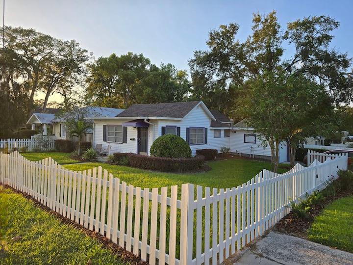 Cozy 2/2 Corner Cottage - Mount Dora, FL